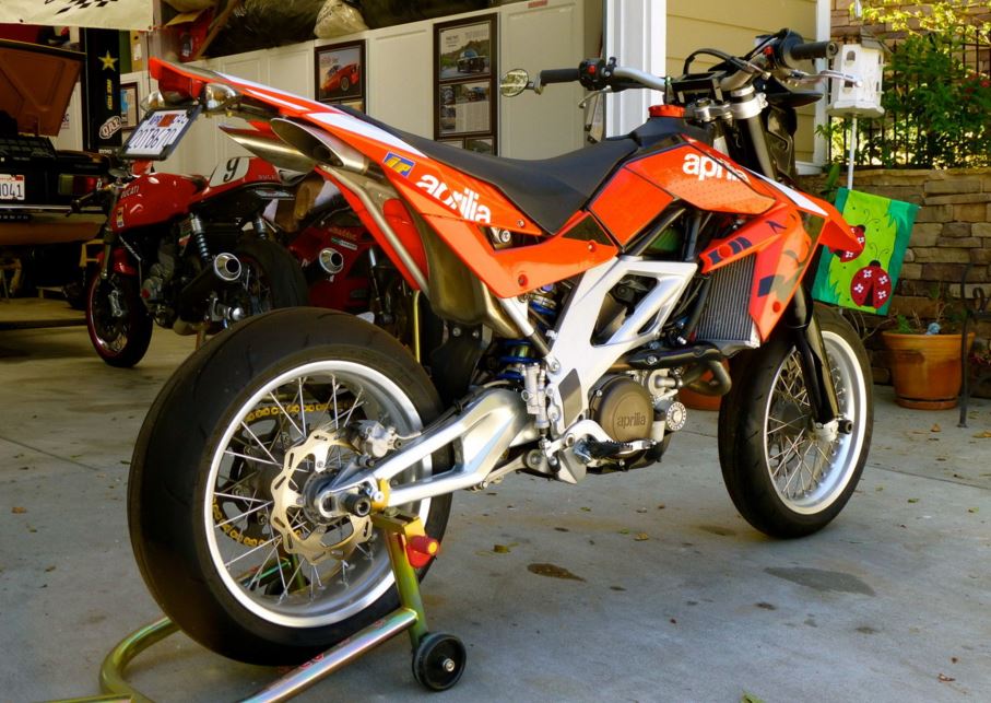 Aprilia SXV 550 – Rear Left | Bike-urious