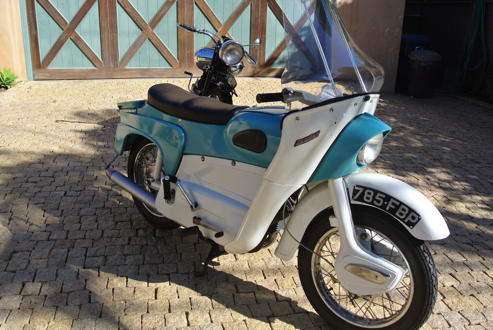 Ariel Leader – Front Right | Bike-urious