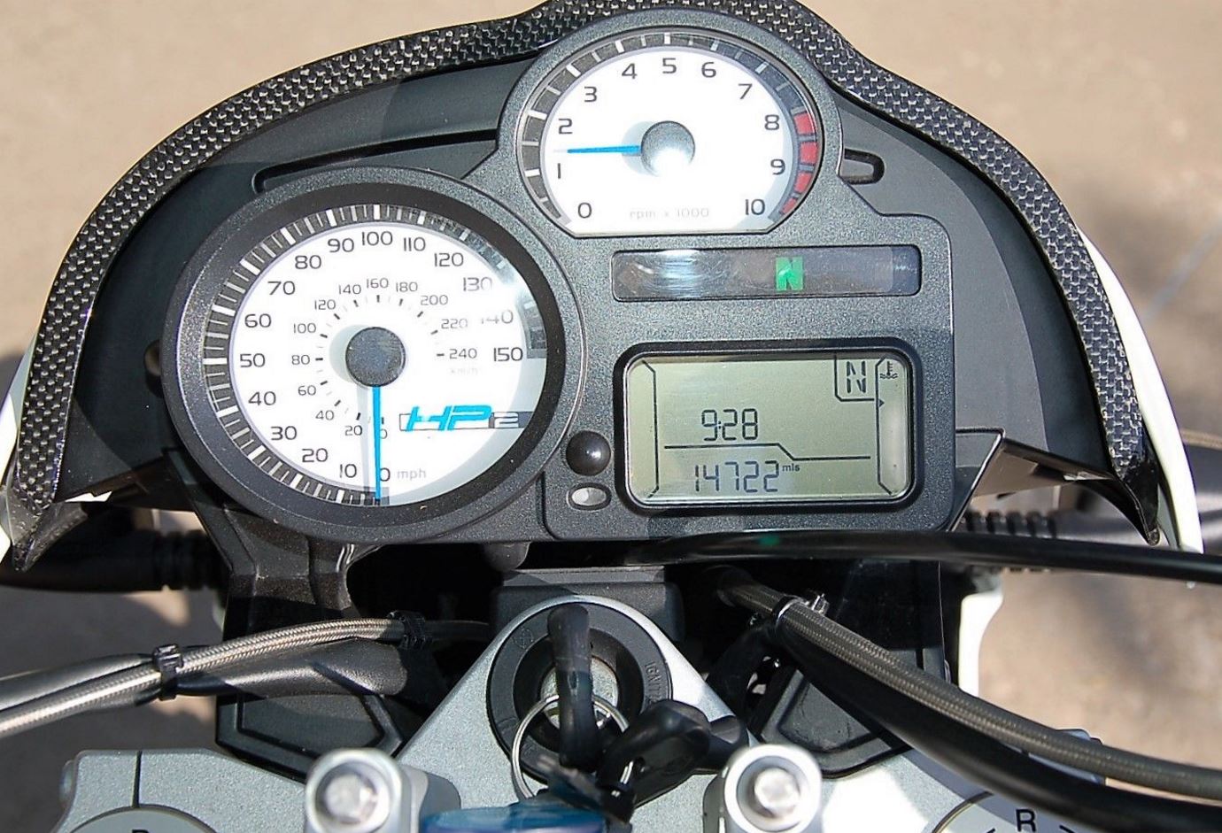 BMW HP2 Megamoto – Cockpit | Bike-urious