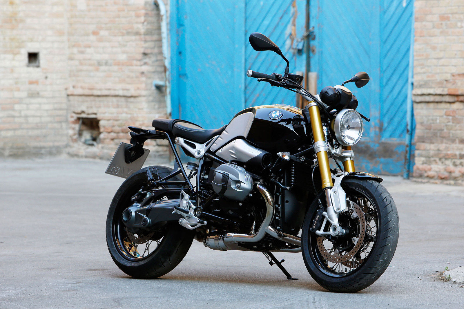 BMW R nineT – Front Right | Bike-urious