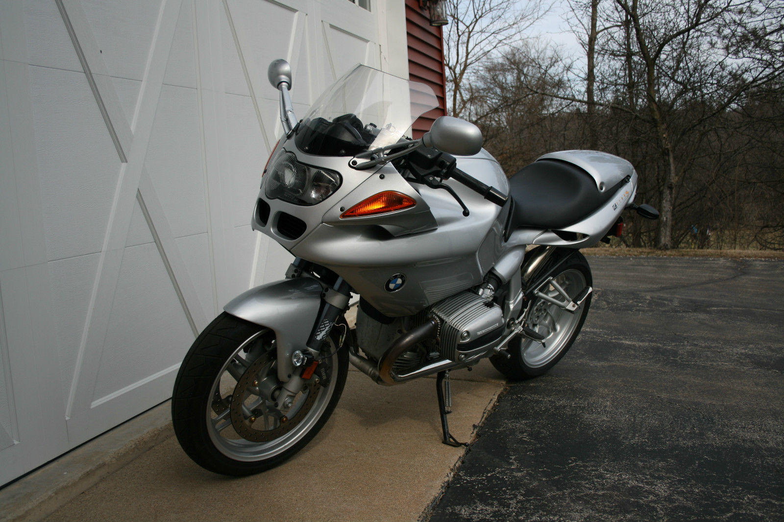 BMW R1100S – Front Left | Bike-urious