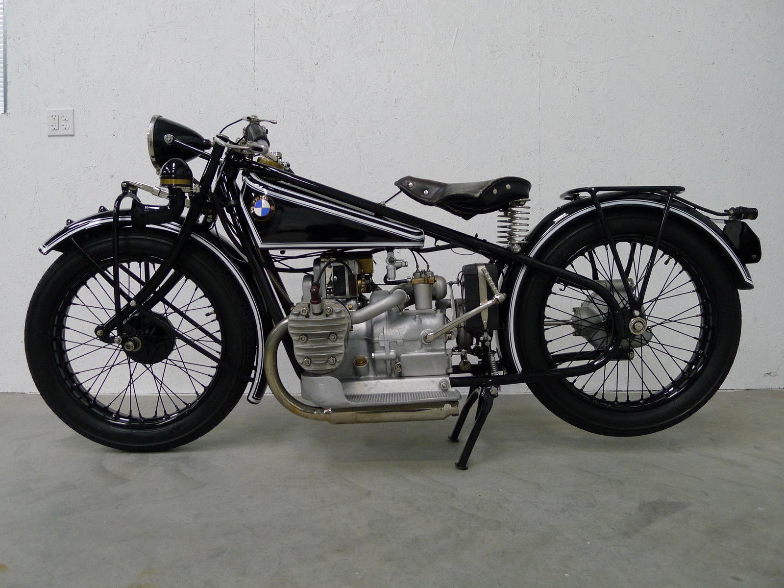 BMW R42 – Left Side | Bike-urious