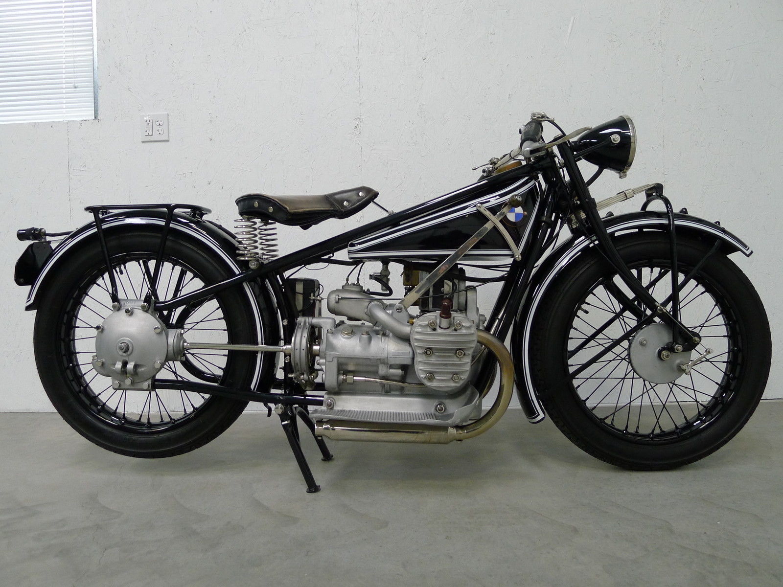 BMW R42 – Right Side | Bike-urious