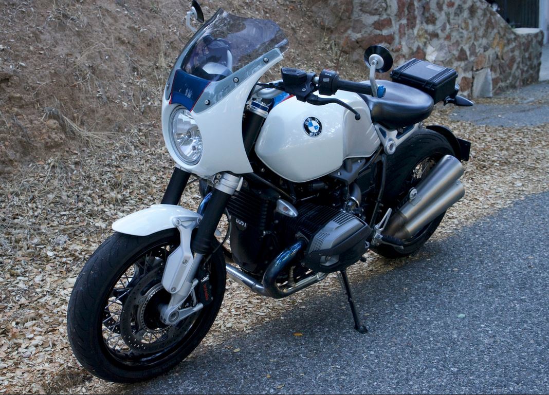 BMW RNineT – Front Left | Bike-urious