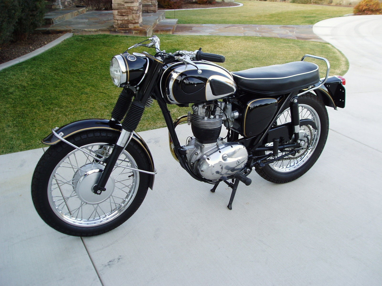 BSA B40 – Front Left | Bike-urious