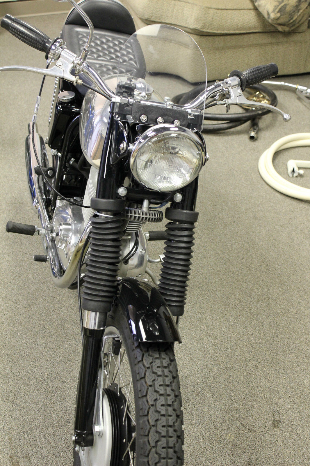 BSA Victor Cafe Racer – Front | Bike-urious