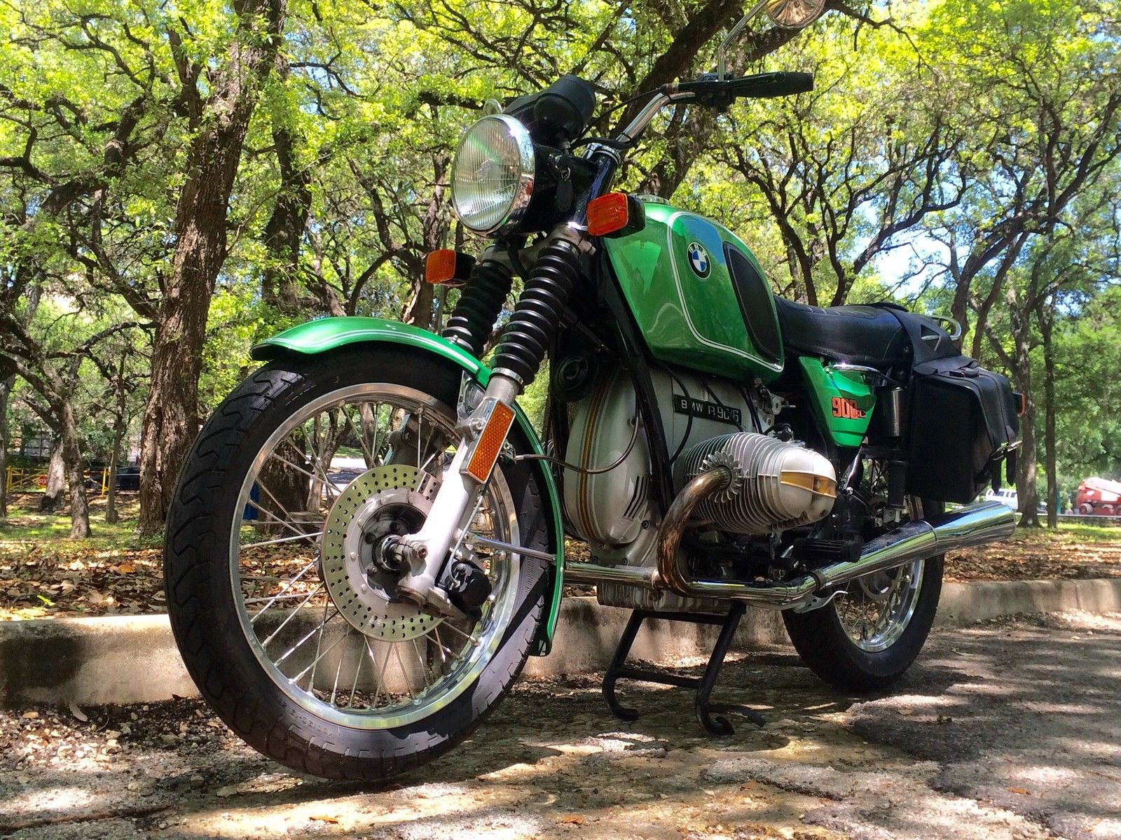 Green Phlash – BMW R90-6 – Front Left | Bike-urious