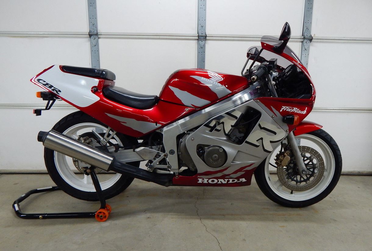 Honda CBR250R MC19 – Right Side | Bike-urious