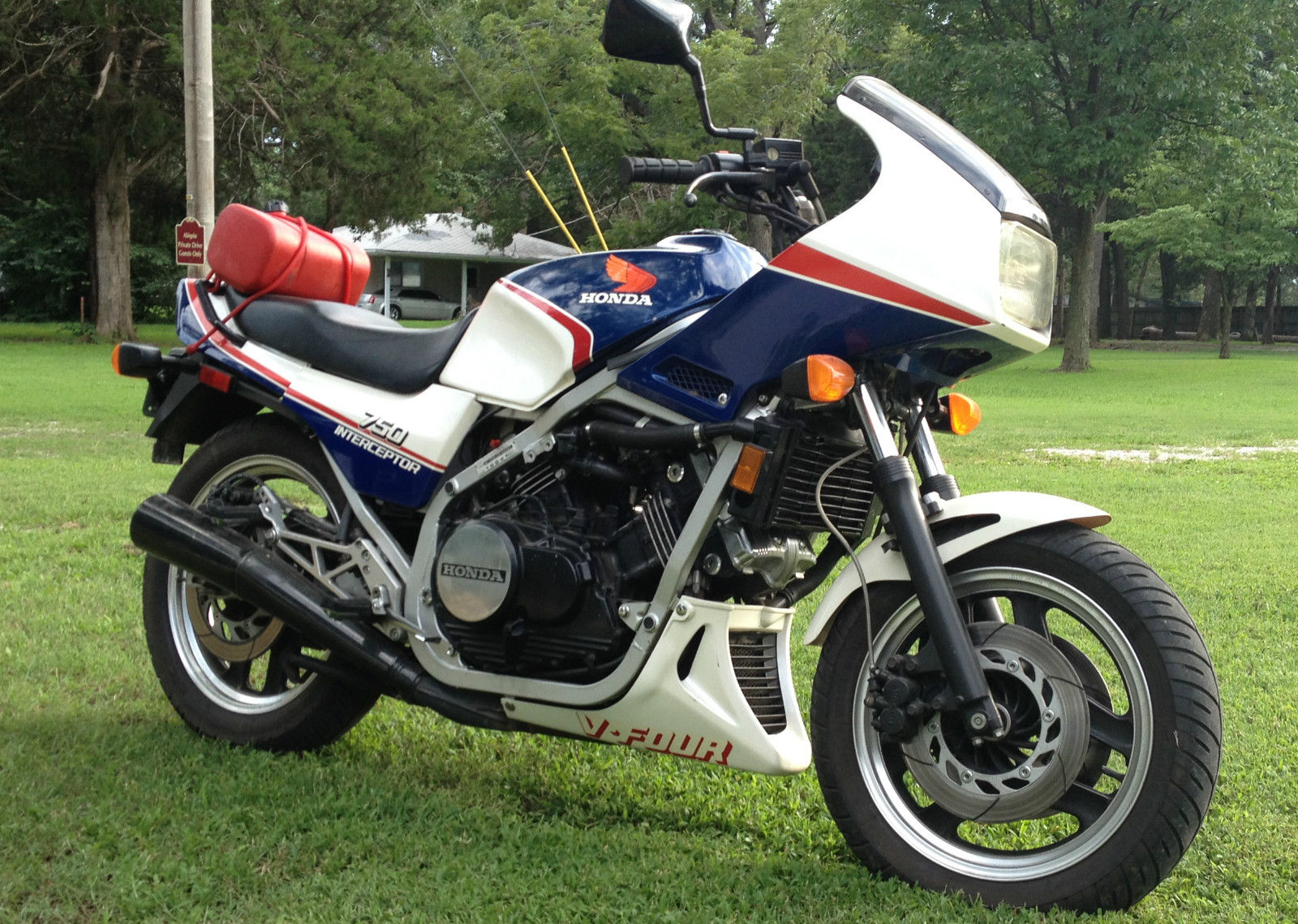 Honda Interceptor – Front Right | Bike-urious
