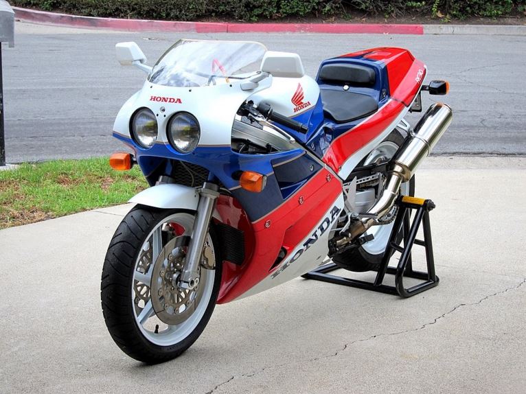 Honda RC30 – Front Left | Bike-urious