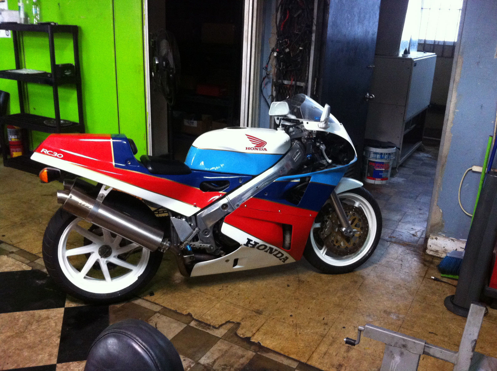 Honda RC30 – Right Side | Bike-urious