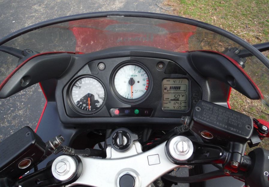Honda VFR800 – Cockpit | Bike-urious