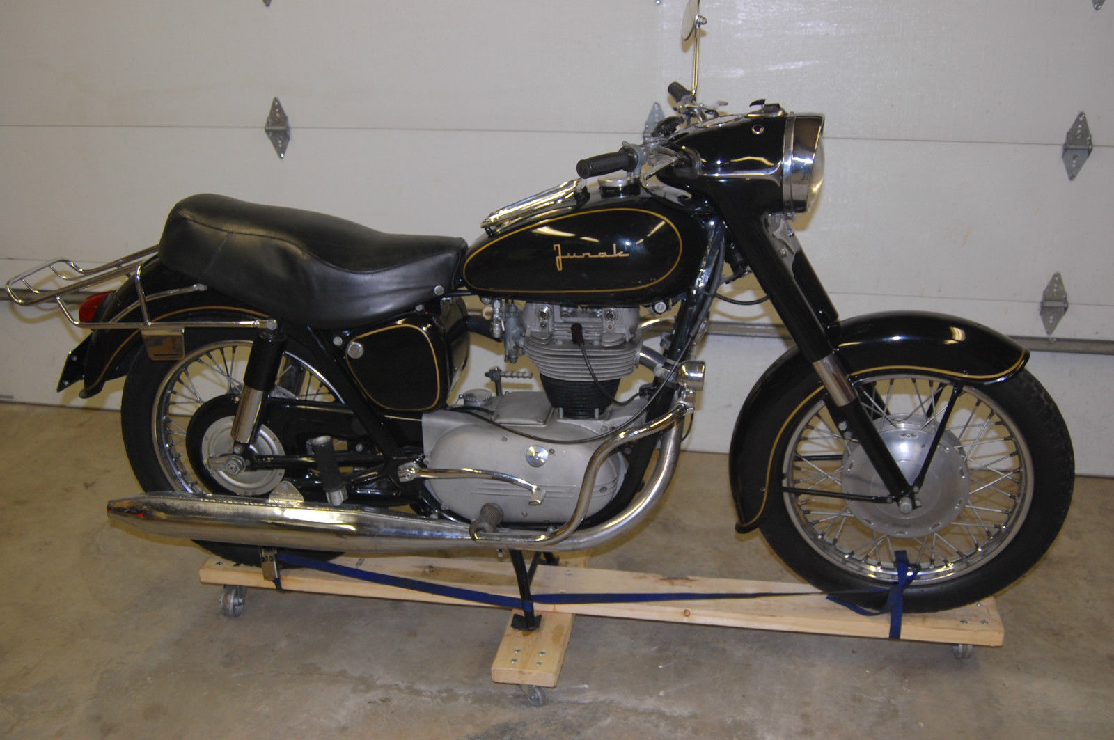 Junak M10 – Right Side | Bike-urious