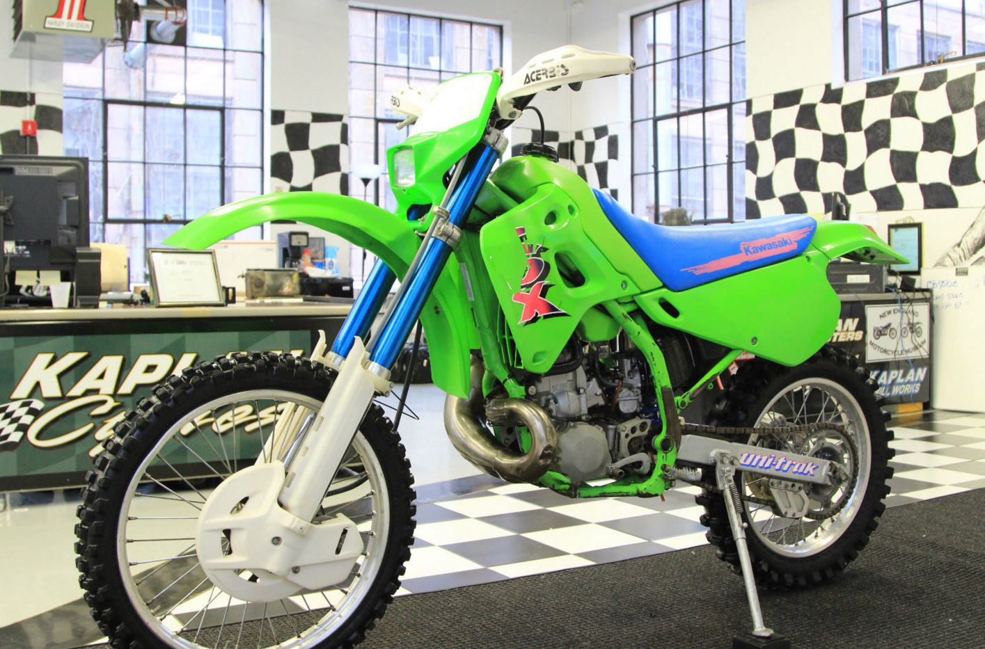 Kawasaki KDX250 – Front Left | Bike-urious