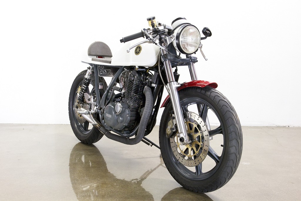 Lossa Engineering Yamaha SR500 Cafe Racer – Front Right | Bike-urious