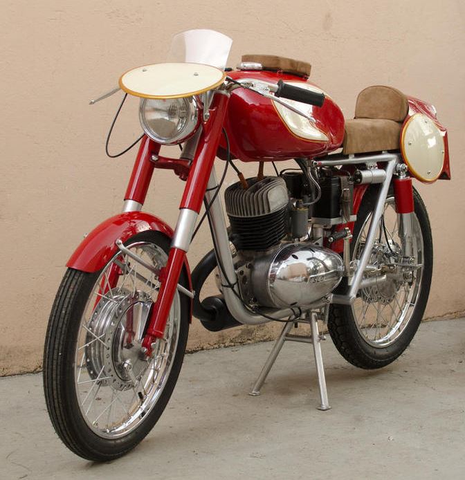 Moto Islo Grand Sport – Front Left | Bike-urious