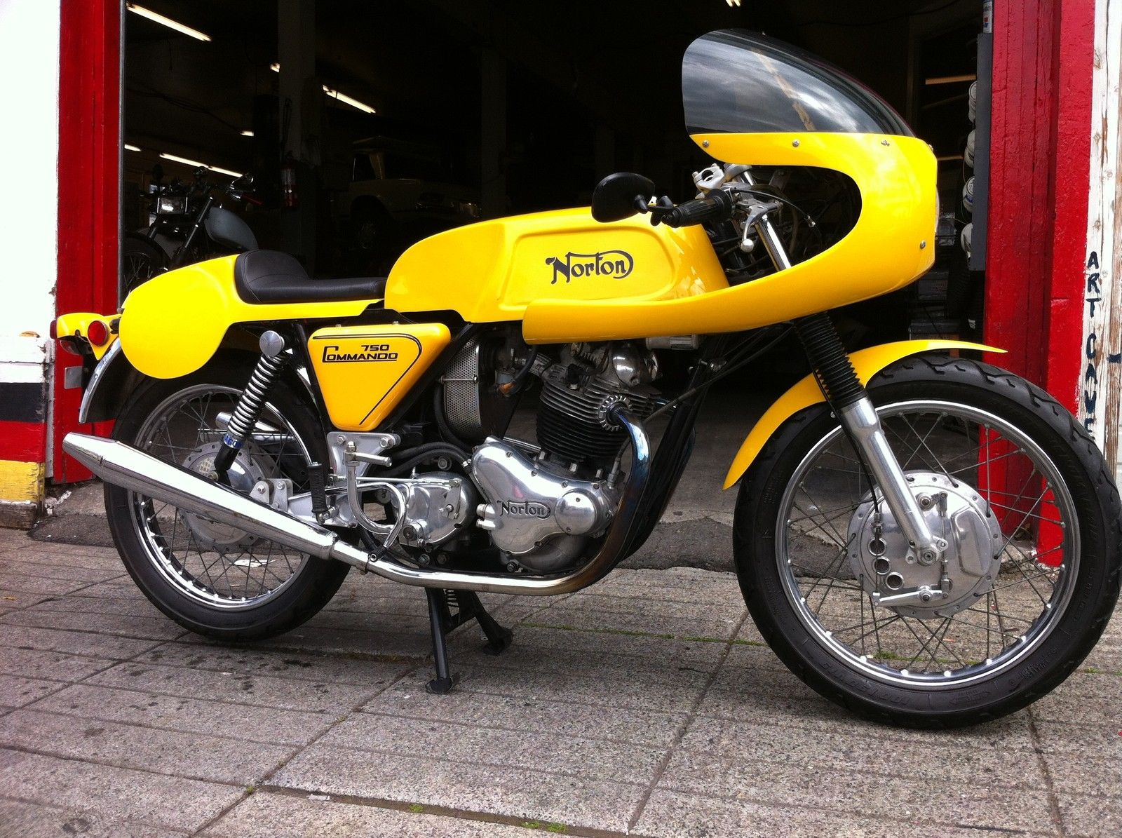 Norton 750 Commando Dunstall Racer – Right Side | Bike-urious