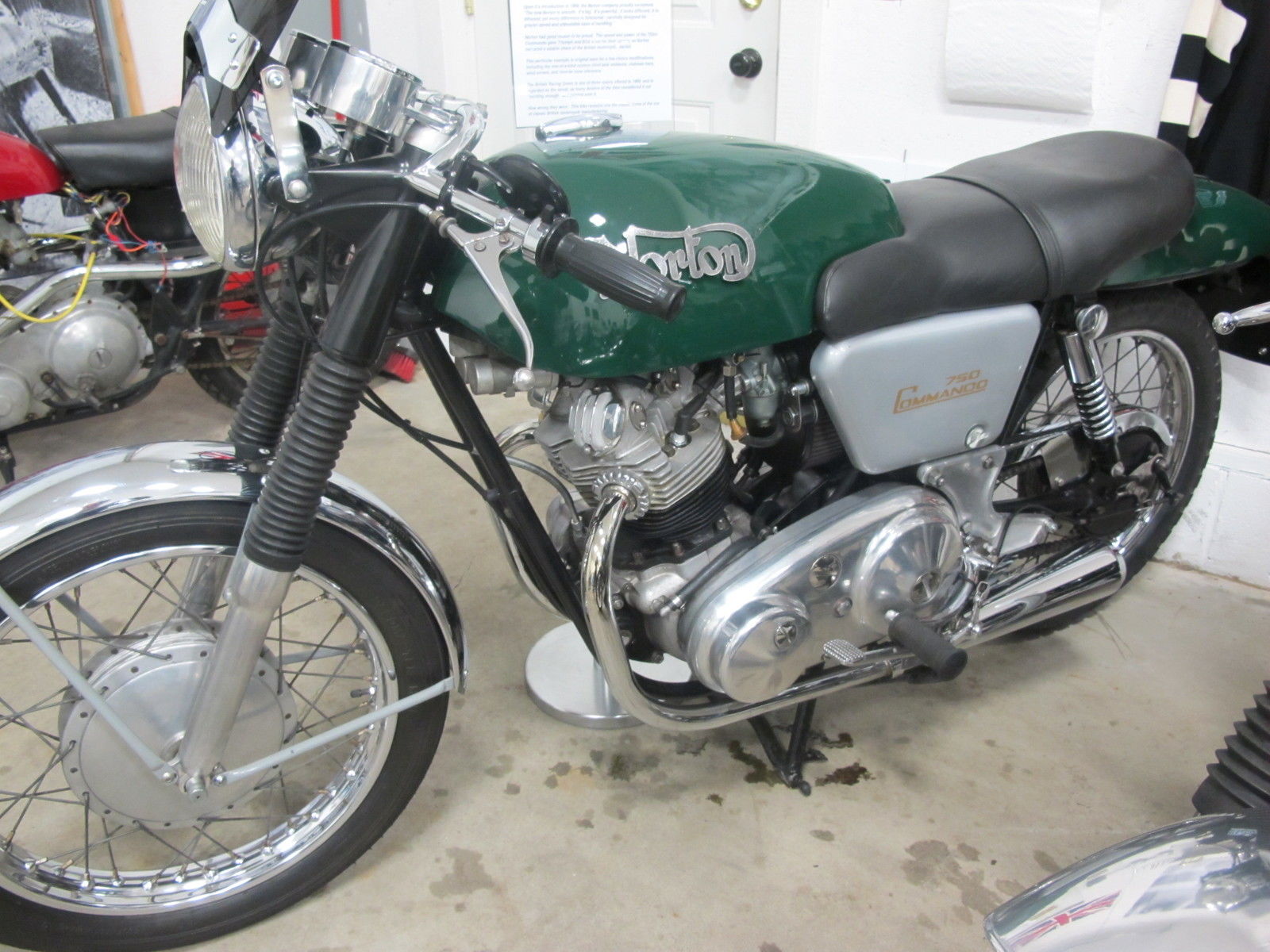 Norton Commando 750 Fastback – Front Left | Bike-urious