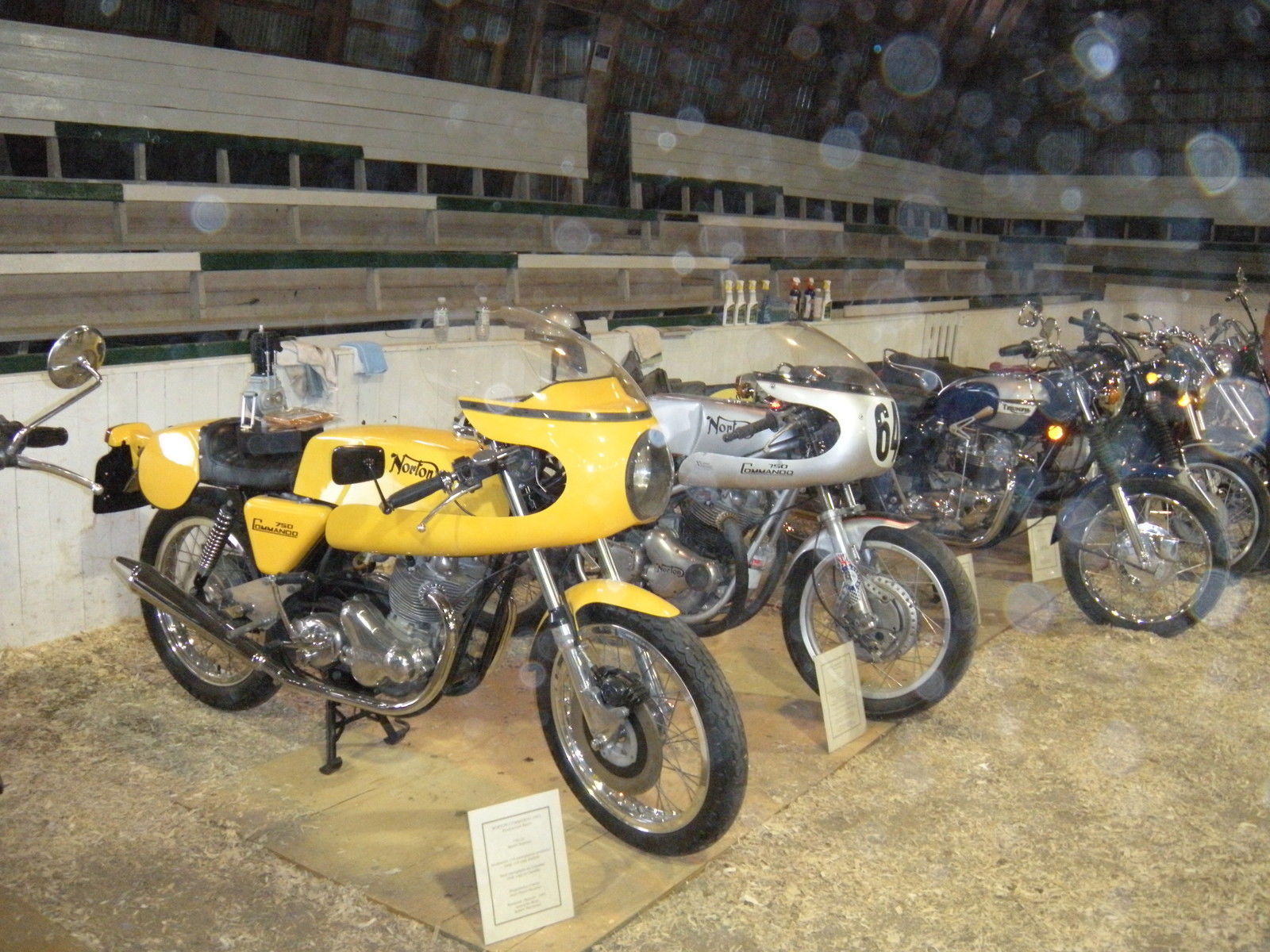 Norton Commando Production Racer – Front Right | Bike-urious