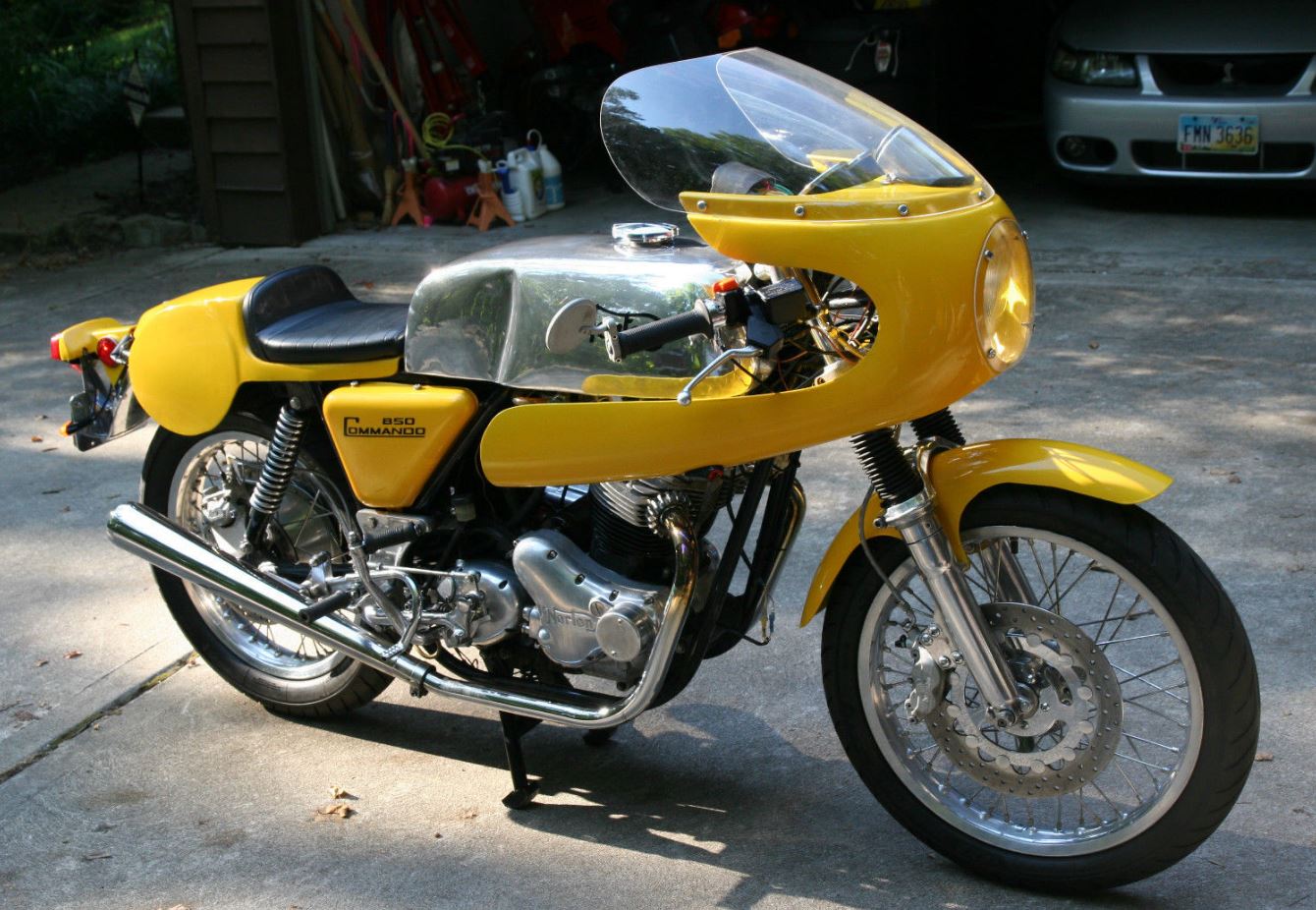 Norton Commando Production Racer Tribute – Front Right | Bike-urious