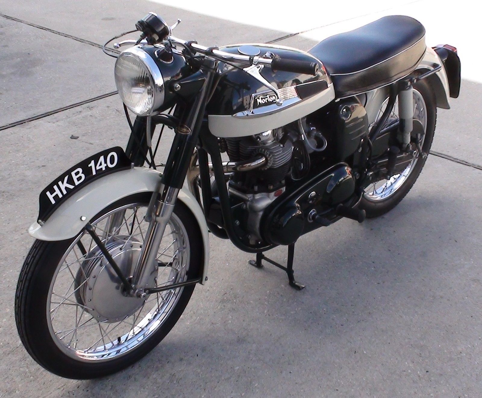 Norton Dominator – Front Left | Bike-urious