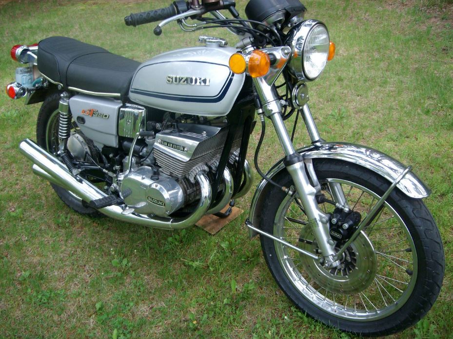 Suzuki GT380 – Front Right | Bike-urious