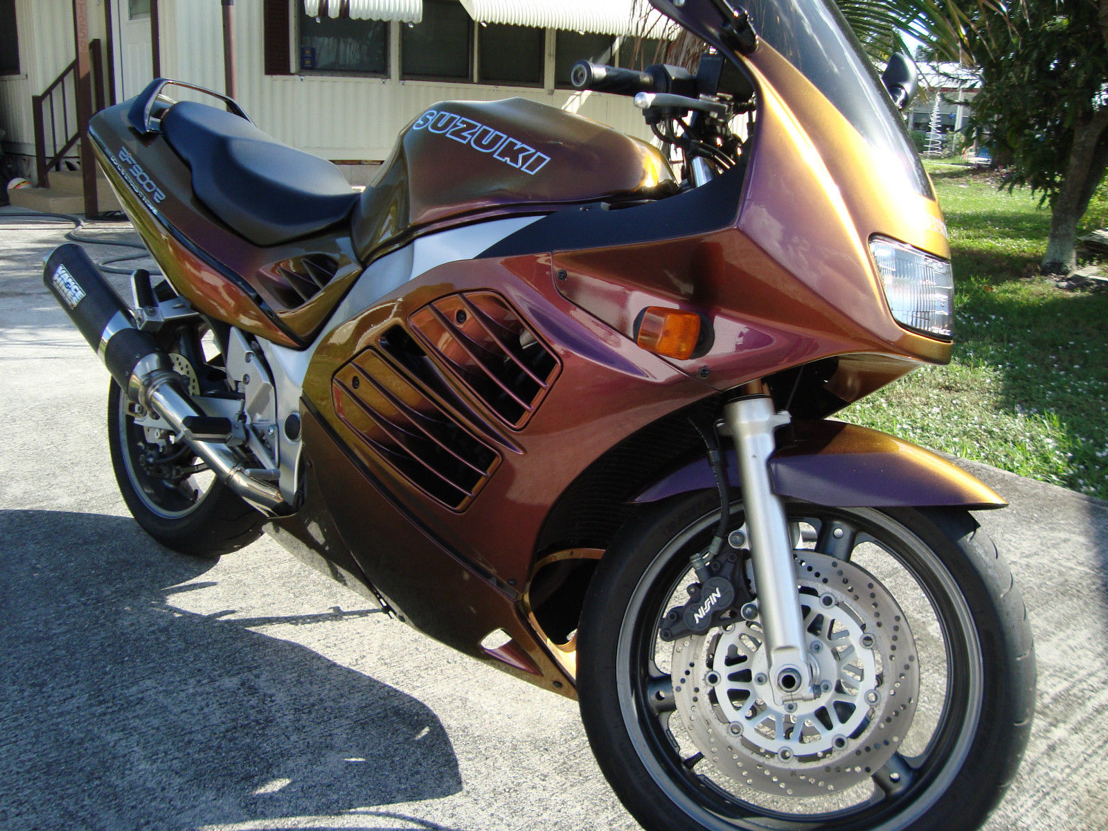 Suzuki RF900R – Front Right | Bike-urious