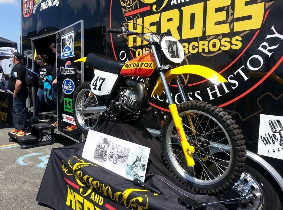 Suzuki RM125 Fox Moto-X – Front Right | Bike-urious