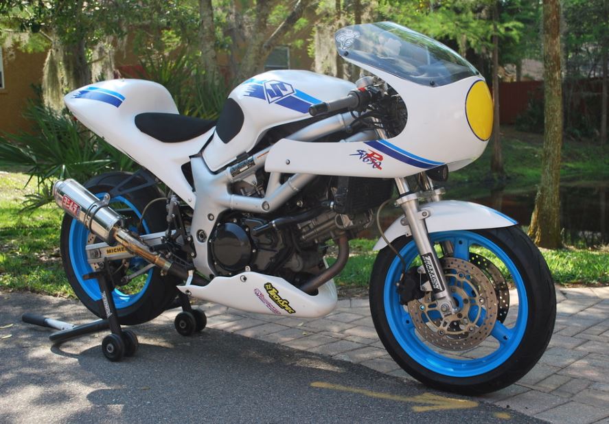 Suzuki SV650 Racer – Front Right | Bike-urious