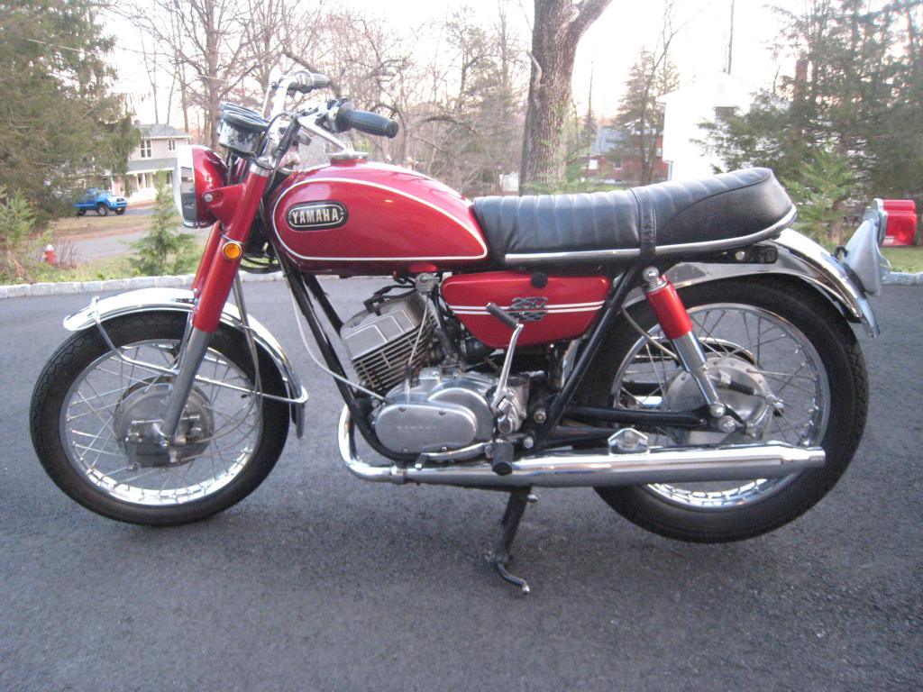 Yamaha DS6 – Left Side | Bike-urious