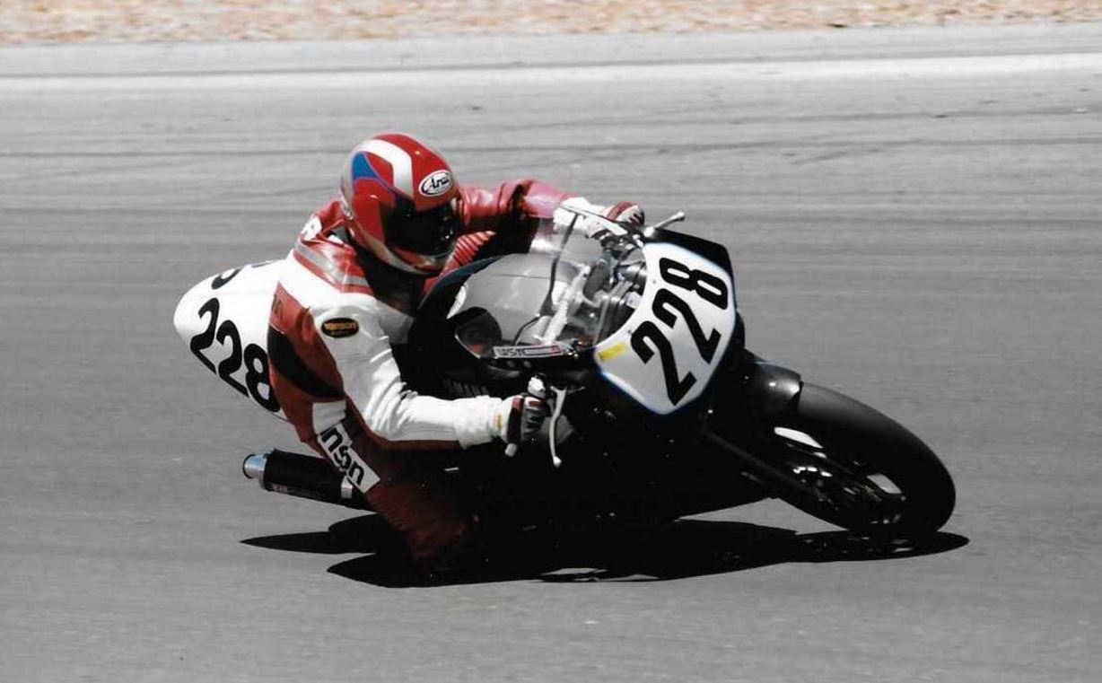 Yamaha FZR1000 Racer – On Track | Bike-urious