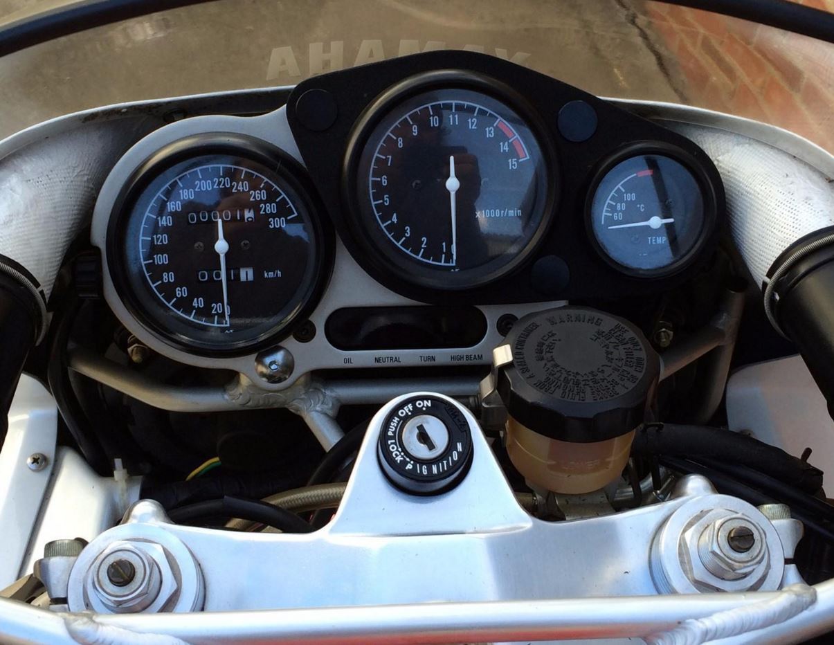 Yamaha FZR750R OWO1 – Cockpit | Bike-urious