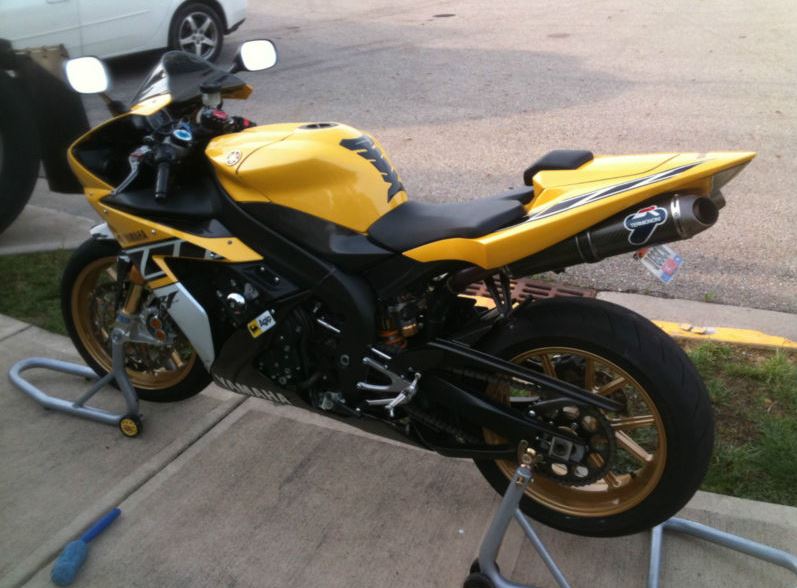 Yamaha R1 LE – Left Rear | Bike-urious