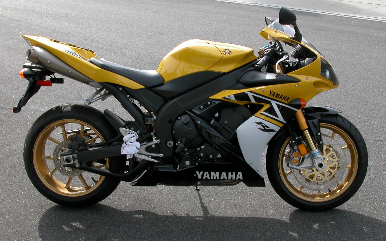 Yamaha R1 Limited Edition – Right Side | Bike-urious