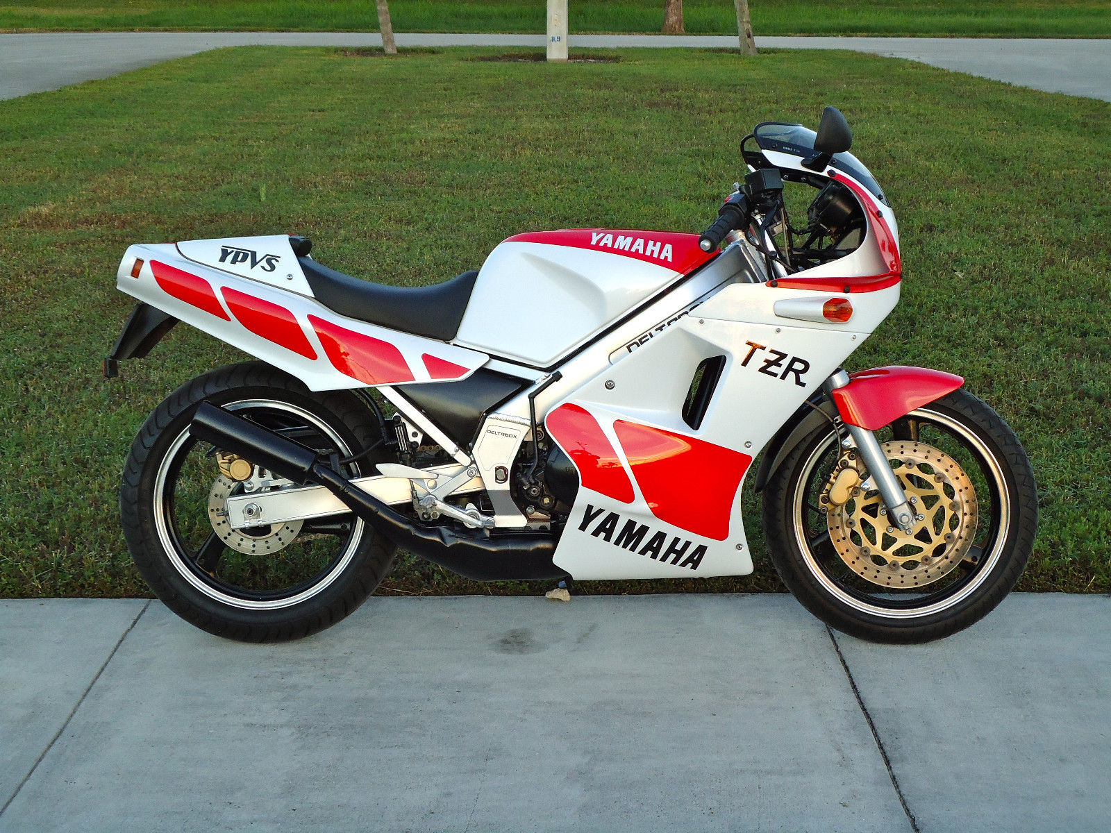 Yamaha TZR250 – Right Side | Bike-urious
