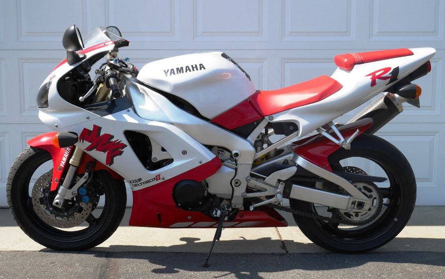 Yamaha YZF-R1 – Left Side | Bike-urious