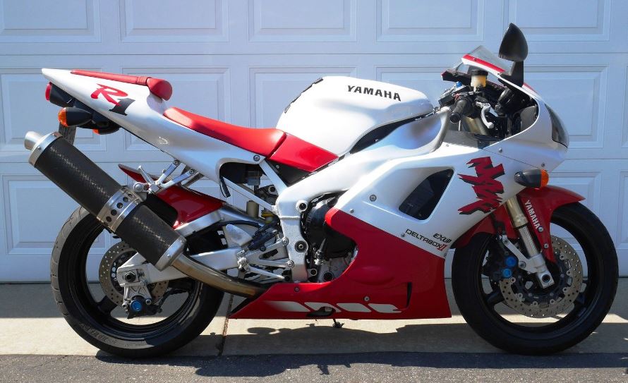 Yamaha YZF-R1 – Right Side | Bike-urious
